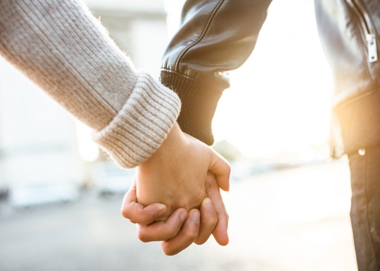 12 Holding Hands Styles - What Yours Says About Your Relationship - Bee ...